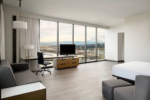 Suíte executiva, 1 cama King e sofá-cama, vista para a cidade, no canto | Roupas de cama premium, cofres nos quartos, individualmente mobiliados