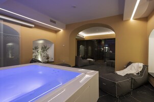 Sauna seca, banheira de hidromassagem, sauna a vapor, massagens