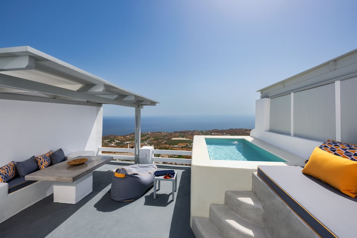 Terraço no telhado com piscina, área de estar e vista para a paisagem.