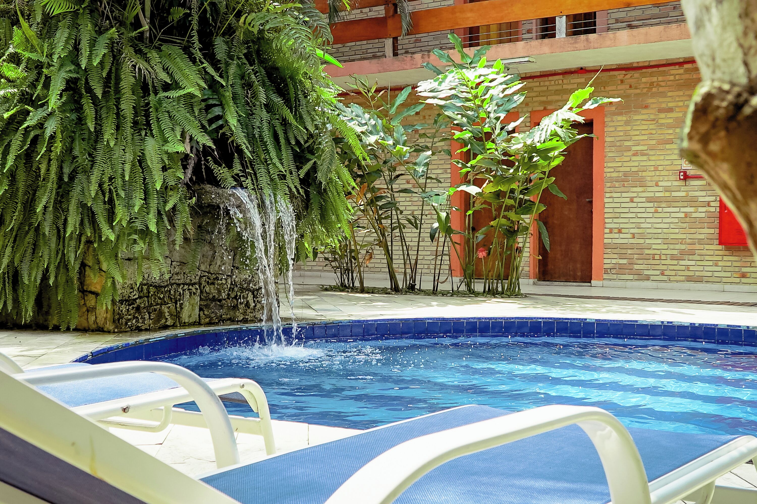 Piscina exterior, espreguiçadeiras 