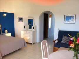 Estúdio Clássico, vista parcial para o mar | Camas de colchão Select Comfort, ferro/tábua de engomar 