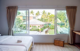 Duplex Suite Poolside | Cortinas/cortinados opacos, Wi-fi grátis, roupa de cama fornecida