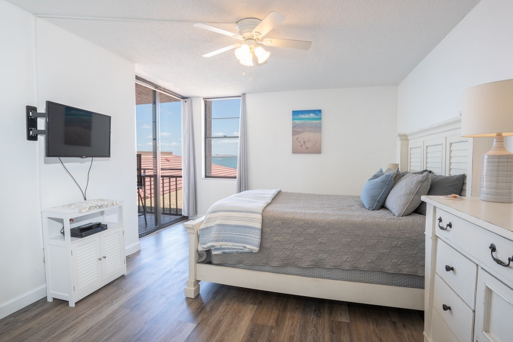 Island Paradise With Water Views - St. Petersburg, FL