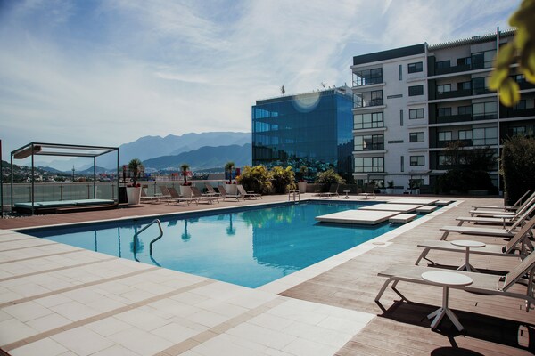 Access To Pool And Gym, Rooftop Pool With La Silla Views, Unbeatable Location - Monterrey