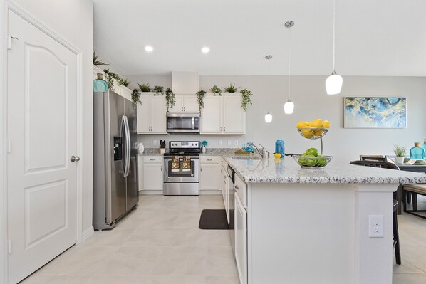 Casa de Férias, 4 quartos | Cozinha privada | Um frigorífico/congelador grande, um micro-ondas, um forno 