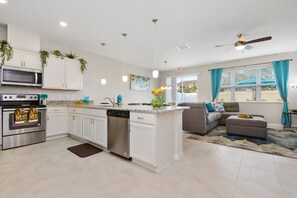 Casa de Férias, 4 quartos | Cozinha privada | Um frigorífico/congelador grande, um micro-ondas, um forno 