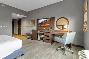 Quarto, 1 cama King, acessível (Hearing) | Cofres nos quartos, escrivaninha, espaço de trabalho para notebook