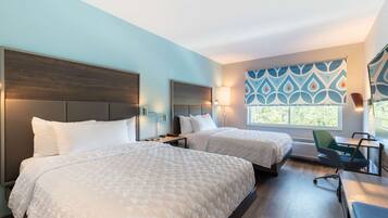 Quarto, 2 camas Queen | Roupas de cama antialérgicas, escrivaninha