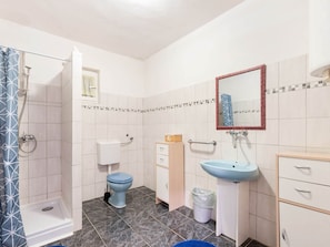 Apartamento | Casa de banho | Um polibã, toalhas fornecidas 