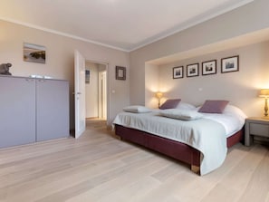 Casa | 5 quartos, individualmente mobiliados, ferros/tábuas de passar roupa