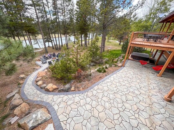 3 private acres of wildlife, Dock, Hot Tub, Pool Table, Disc Golf ...