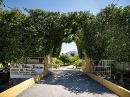 Placa para Hotel Villas & Paraiso, indicando comodidades como acomodações para famílias, alimentação e hospedagem.