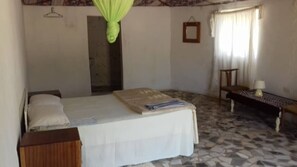 Quarto Duplo Básico | Roupa de alta qualidade, cofre no quarto, secretária 