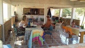 Pequeno-almoço inglês diário mediante uma taxa 