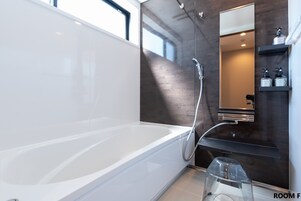 Quarto (VILLA F, Western style, Loft) | Banheiro | Chuveiro/banheira combinados, secador de cabelo, chinelos, bidê