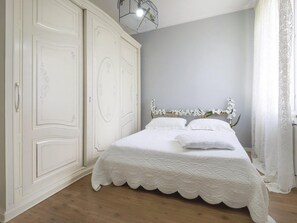 5 quartos, com mobília individualizada, ferro/tábua de engomar 