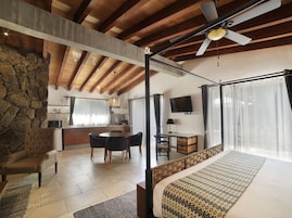 Suíte superior, 1 cama Queen e sofá-cama, banheira de hidromassagem | Área de estar | TV 32 polegadas com canais via satélite, Netflix, serviços de streaming