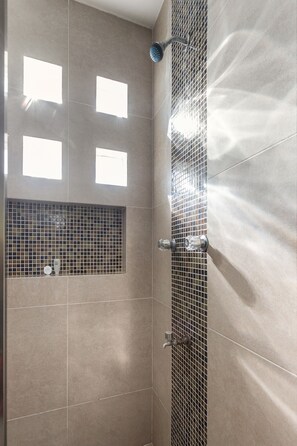 Apartamento, 2 quartos | Casa de banho | Um polibã, artigos de higiene pessoal grátis, toalhas fornecidas, sabão