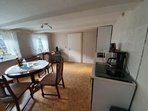 Apartamento | Cozinha privada | Um frigorífico, uma placa de cozinha, uma cafeteira/bule 