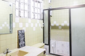 Dormitório Partilhado, em dormitório misto (Bed in 5-Bed Mixed Dormitory) | Casa de banho | Um polibã, toalhas fornecidas 