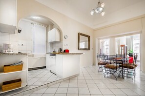 Apartamento Cidade, 2 quartos | Cozinha privada | Um frigorífico, um micro-ondas, um forno, uma placa de cozinha