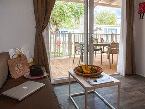 Casa Móvel Deluxe, 3 quartos | Sala de estar | TV de ecrã plano, matraquilhos, ténis de mesa