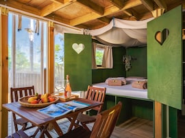 Barraca conforto, 2 quartos (Pet Friendly) | Área de estar | TV de tela plana