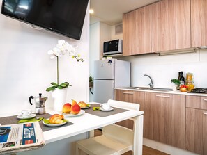 Geladeira grande, cooktop, máquina de café expresso, cadeirão de bebê