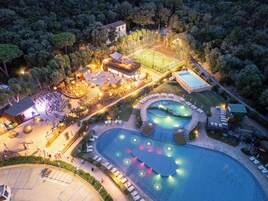 Piscina externa sazonal, funciona das 9h30 às 19h, guarda-sóis