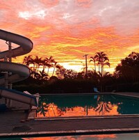2 piscinas exteriores, guarda-sóis, espreguiçadeiras 