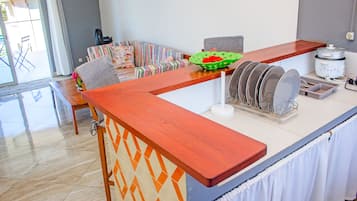 Quarto conforto | Área de estar | TV de tela plana 32 polegadas com canais via satélite, TV, filmes pagos