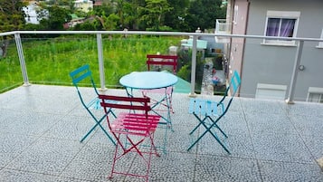Café da manhã feito na hora todos os dias mediante uma taxa