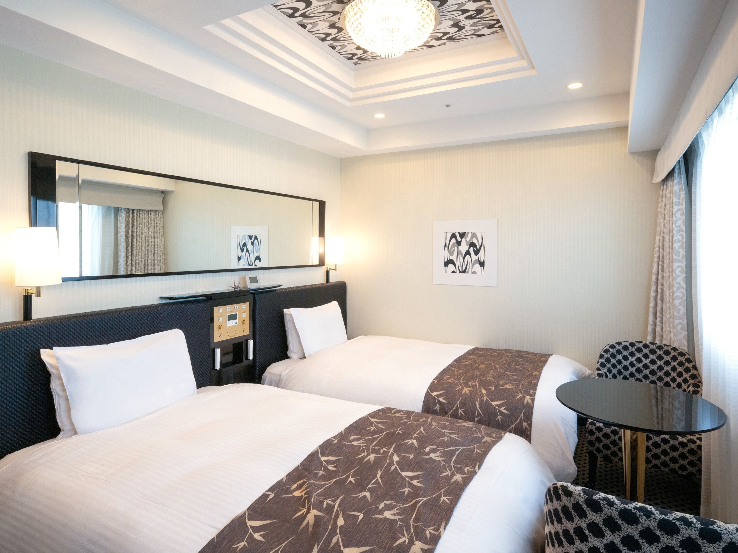 Quarto duplo luxo, para não fumantes | Edredons de pluma, escrivaninha, Wi-Fi de cortesia, roupa de cama