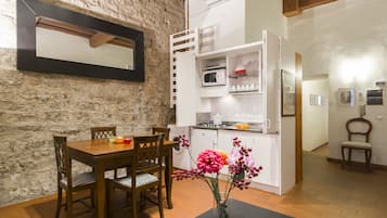 Apartamento, 2 quartos | Refeições no quarto