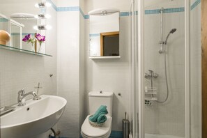 Apartamento, 2 quartos | Banheiro | Chuveiro, chuveiro com efeito de chuva, secador de cabelo, bidê