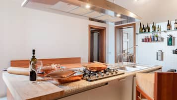 Apartamento, 3 quartos | Cozinha privada | Um frigorífico/congelador grande, uma placa de cozinha