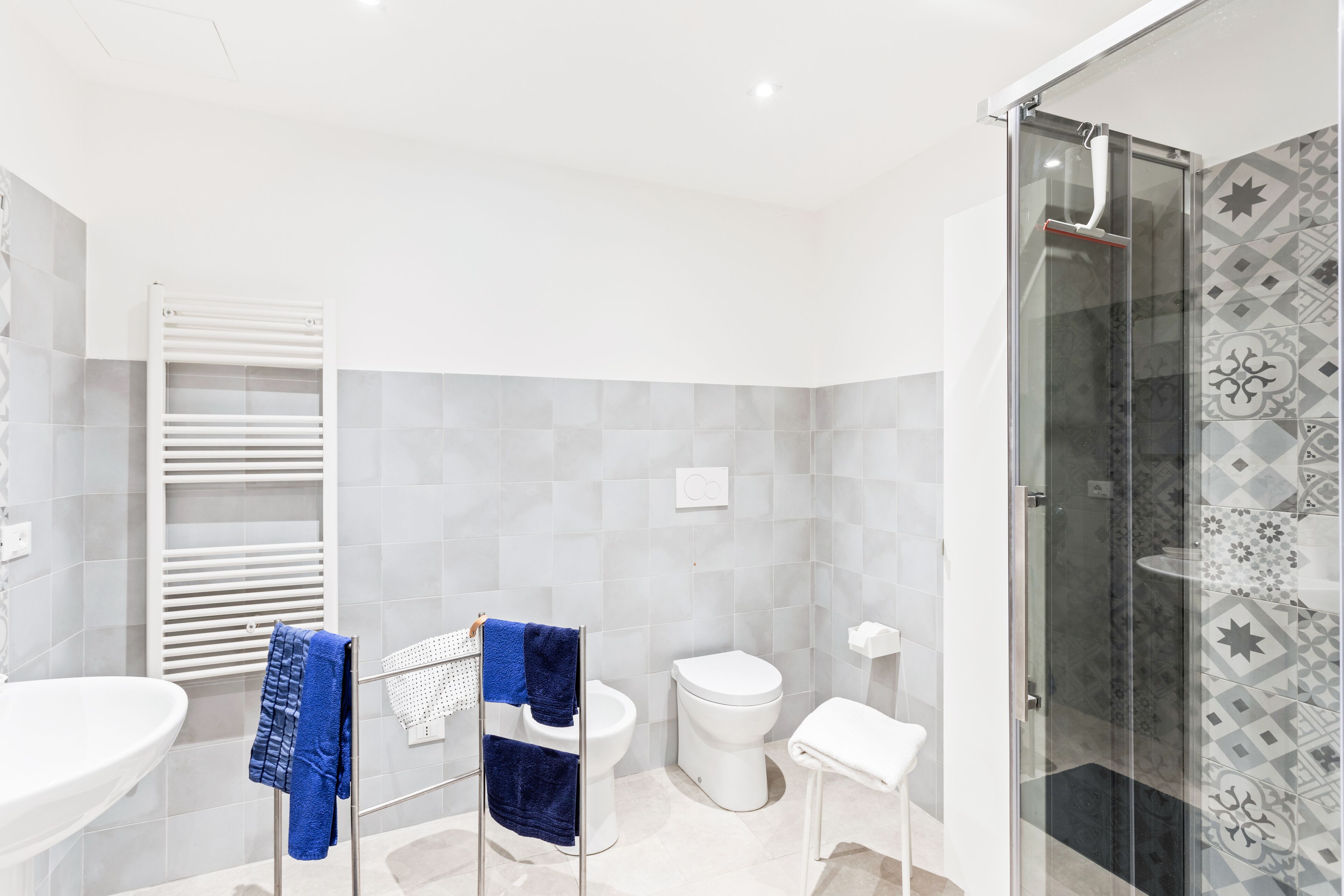 Apartamento, 1 quarto | Casa de banho | Um polibã, um chuveiro fixo, artigos de higiene pessoal grátis 