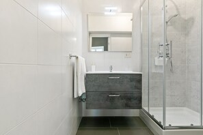 Apartamento, 1 quarto | Banheiro | Chuveiro, chuveiro com efeito de chuva, secador de cabelo, bidê