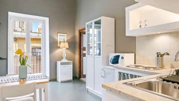 Apartamento, 1 quarto | Cozinha privada | Um frigorífico/congelador grande, um micro-ondas, uma placa de cozinha