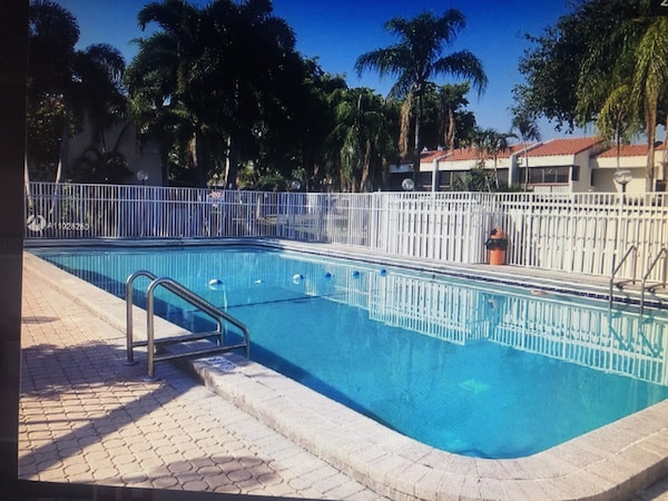 Clean 1 Bedroom With Gym And Pool - 森賴斯