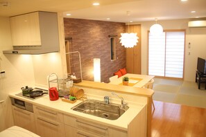 Casa, 3 quartos | Cozinha privada | Um frigorífico, um micro-ondas, uma placa de cozinha 