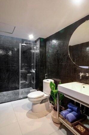 Quarto luxo (Ayate) | Banheiro | Chuveiro, produtos de toalete grátis, chinelos, toalhas de banho