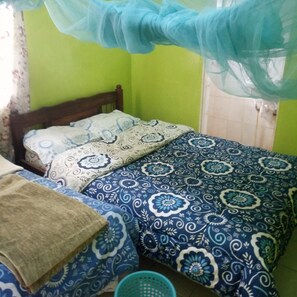 Quarto Duplo | Secretária, Wi-fi grátis, roupa de cama fornecida 