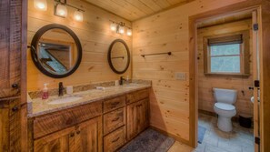 Cabine, 3 quartos | Casa de banho | Um secador de cabelo, toalhas fornecidas 
