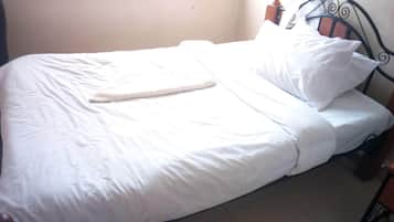 Quarto solteiro | Escrivaninha, cortinas blackout, Wi-Fi de cortesia, roupa de cama