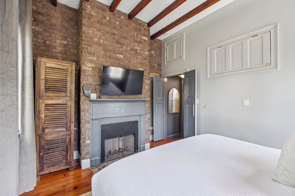 Beautiful Renovated Apartment Near King Street - Charleston, SC