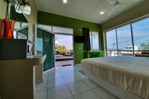 Jade. Habitación Doble, Cama King Size, De no fumar, Vista a la piscina | Cofres nos quartos, Wi-Fi de cortesia, roupa de cama