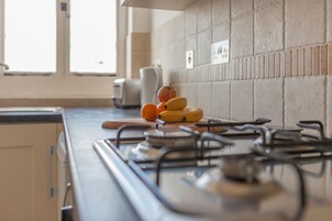 Apartamento (2 Bedrooms) | Cozinha privada | Um frigorífico, um micro-ondas