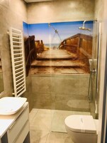 Apartamento | Banheiro | Chuveiro, secador de cabelo, toalhas de banho 