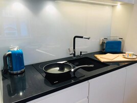 Apartamento | Cozinha privada | Geladeira, cooktop, lava-louças, chaleira elétrica